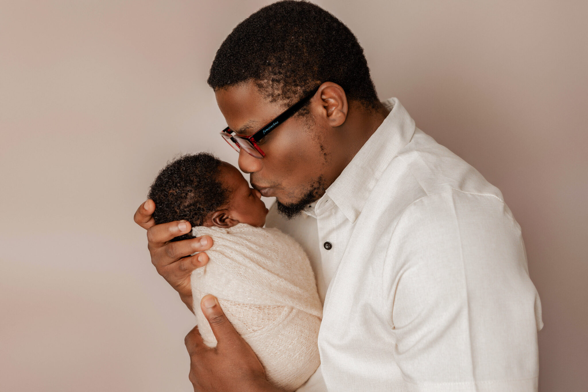 In My Father’s Arms: Favorite Newborn Photos with Dad - blog